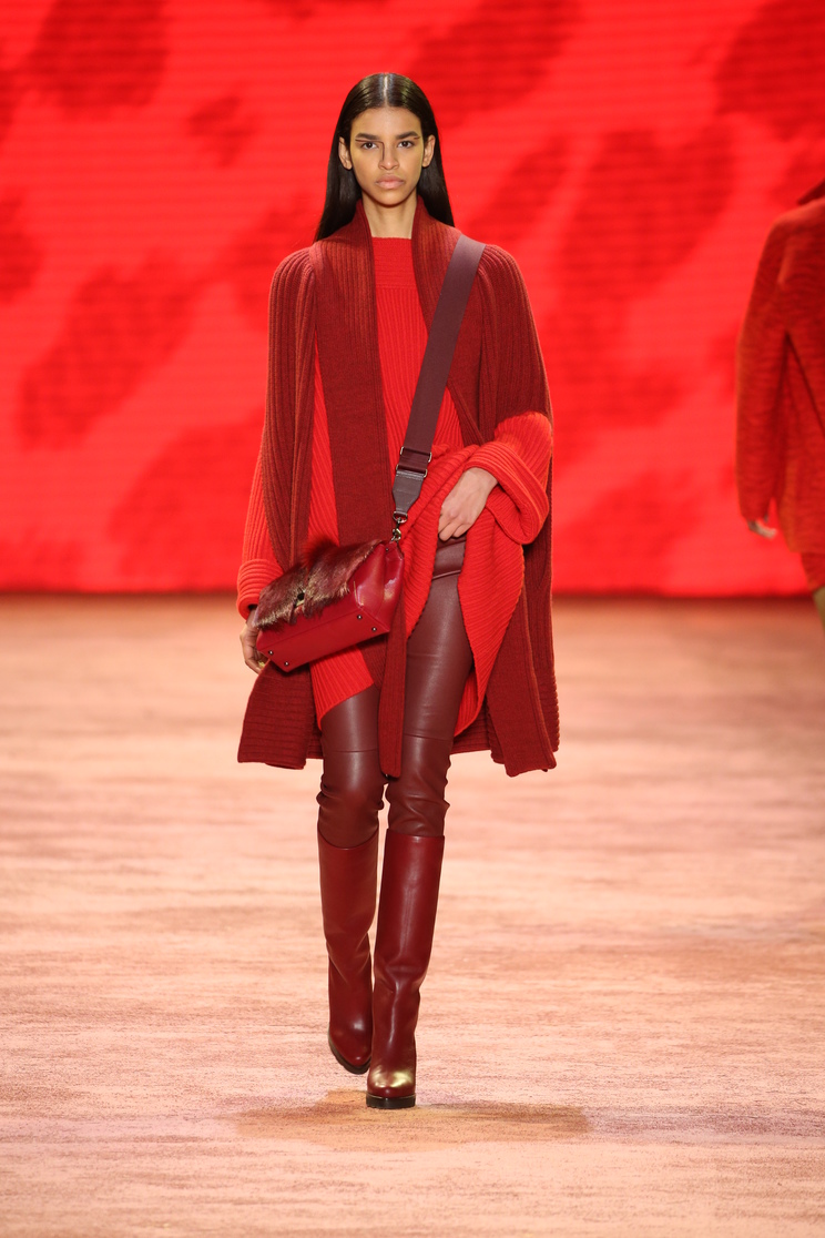 What color can I wear with bright red? - Personal Shopper Paris - Dress ...